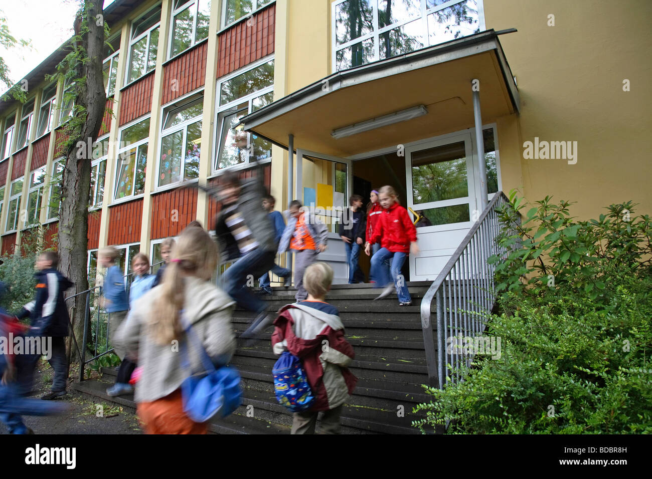 Primary school pupils break time hi-res stock photography and images ...