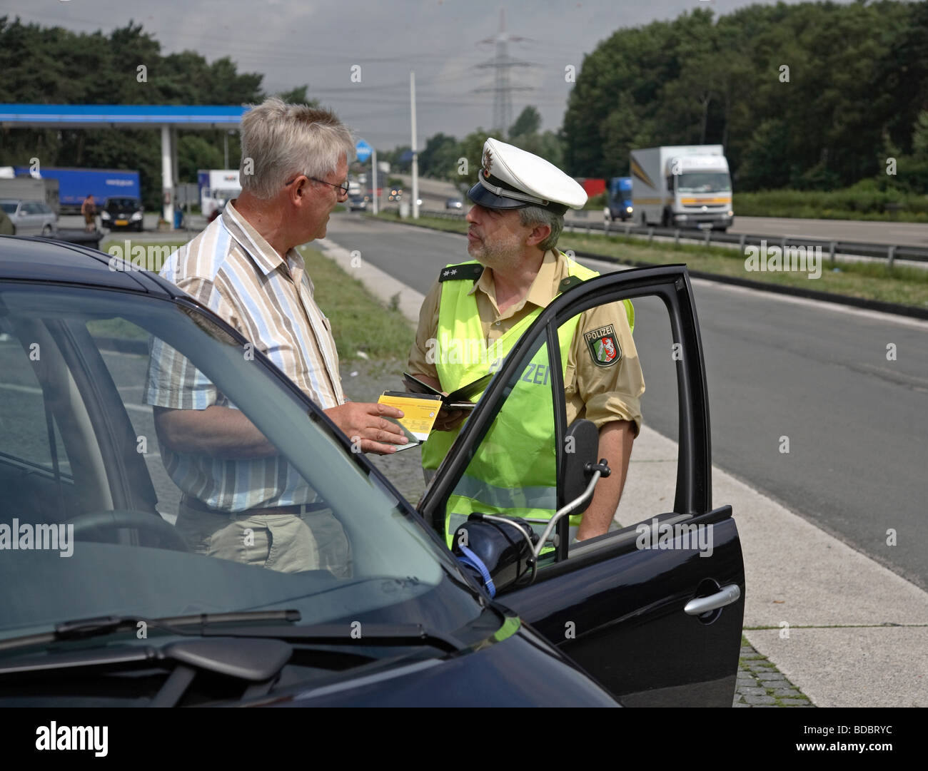 Policeman pulling car over hi-res stock photography and images - Alamy
