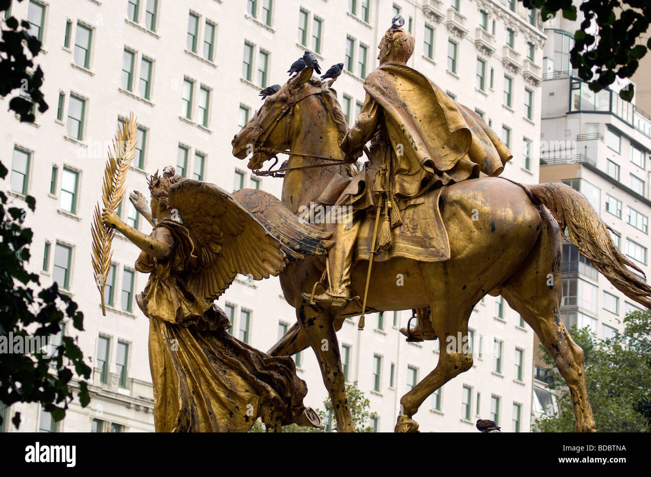 Statue and Buildings Stock Photo - Alamy