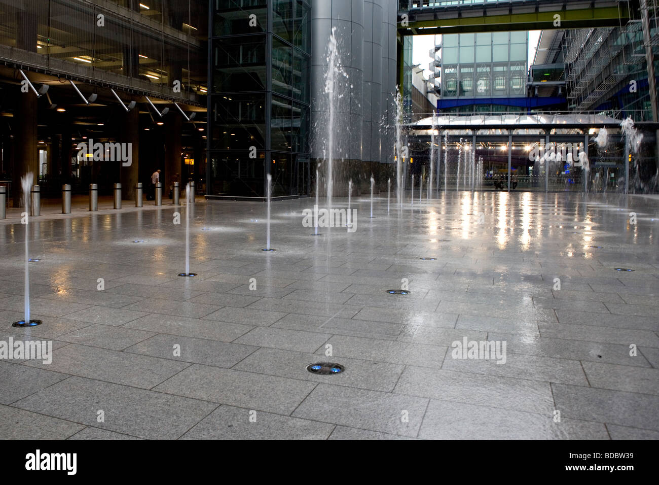 Airport water fountain hi-res stock photography and images - Alamy