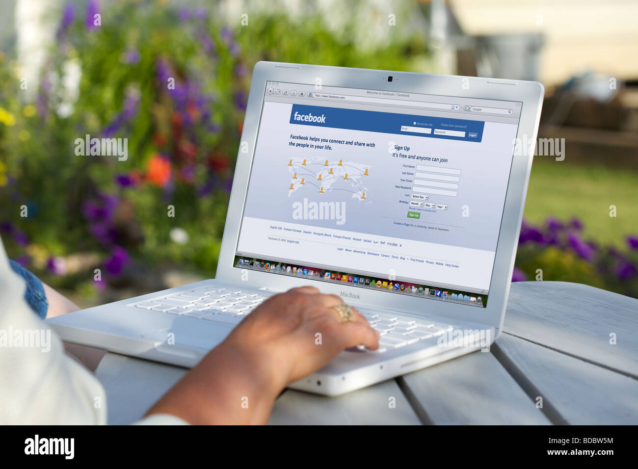 Facebook logo hi-res stock photography and images - Alamy