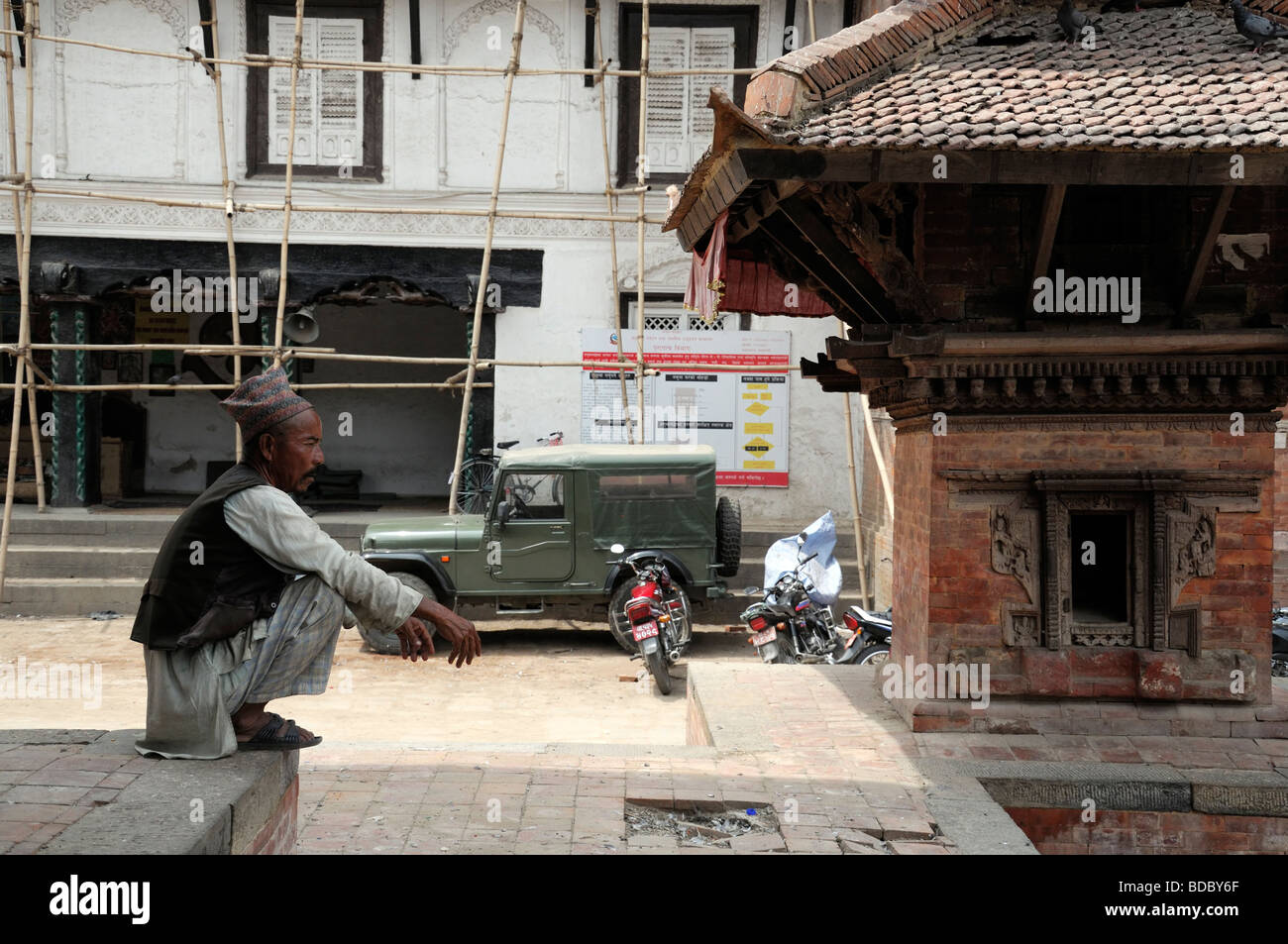 Sit on haunches hi-res stock photography and images - Alamy