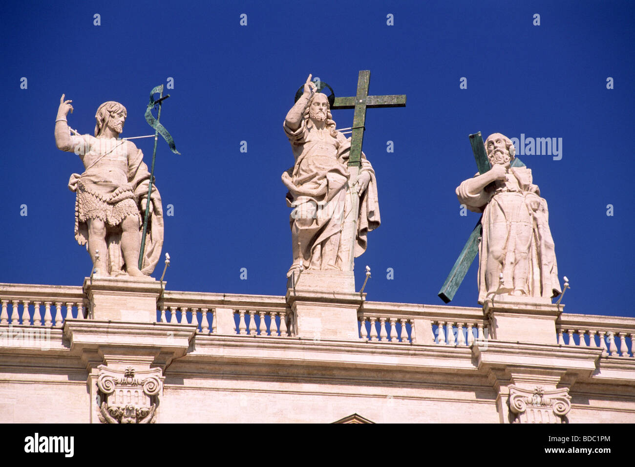 Sculpture statue outside st peters basilica hi-res stock photography ...