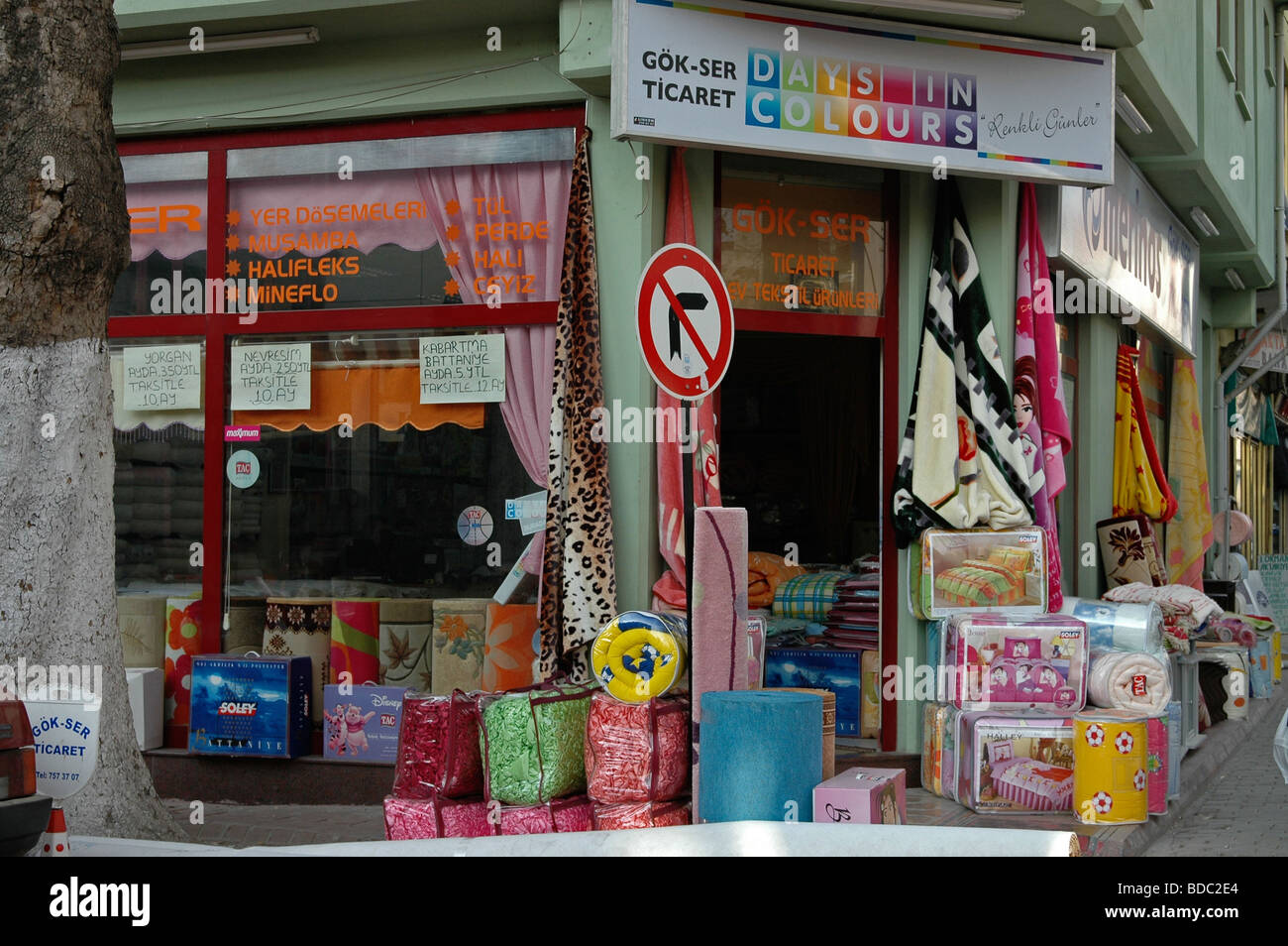 Colourful Turkish goods shop in Iznik Stock Photo - Alamy