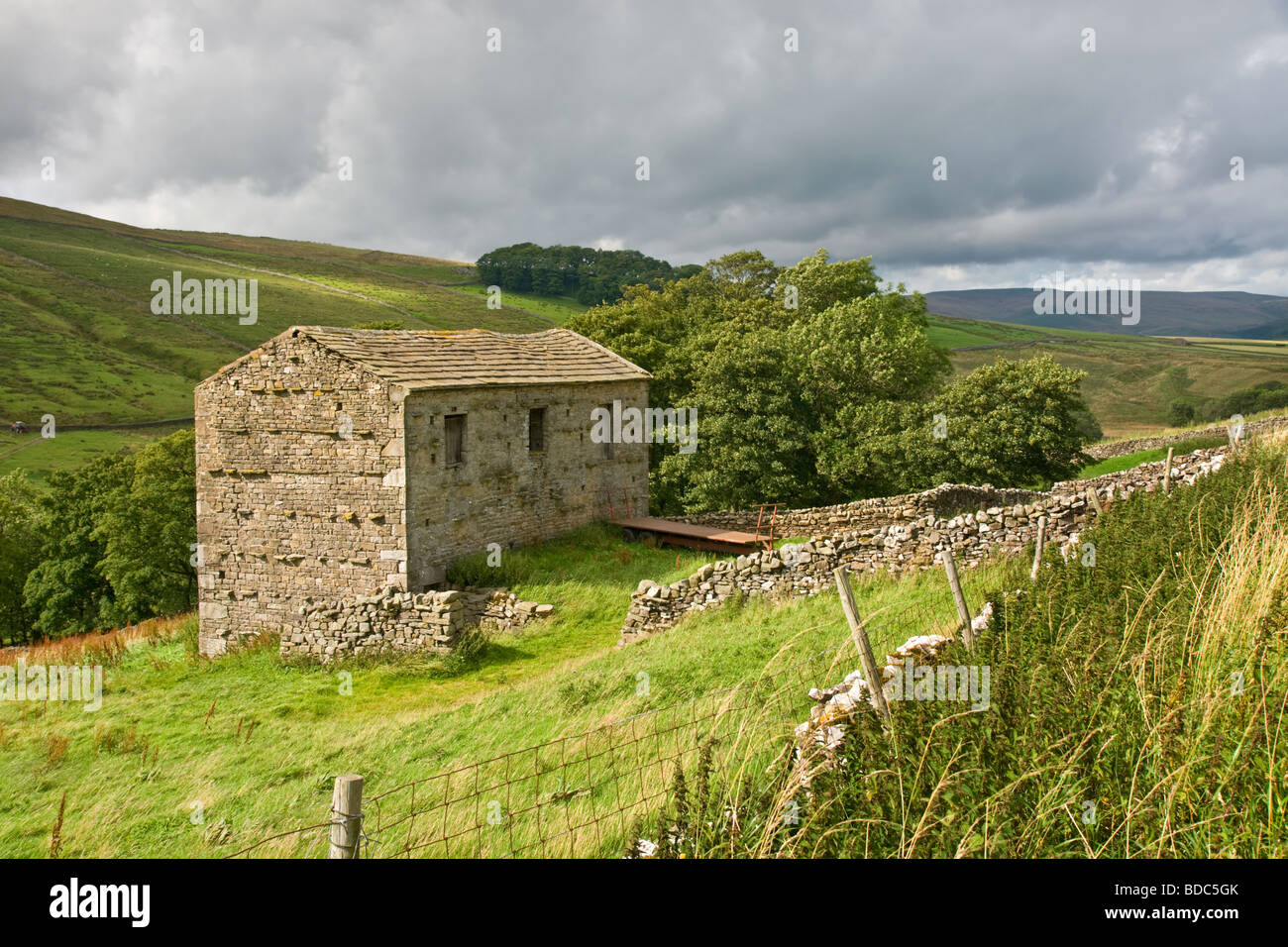 Barn yorkshire dales hi-res stock photography and images - Alamy