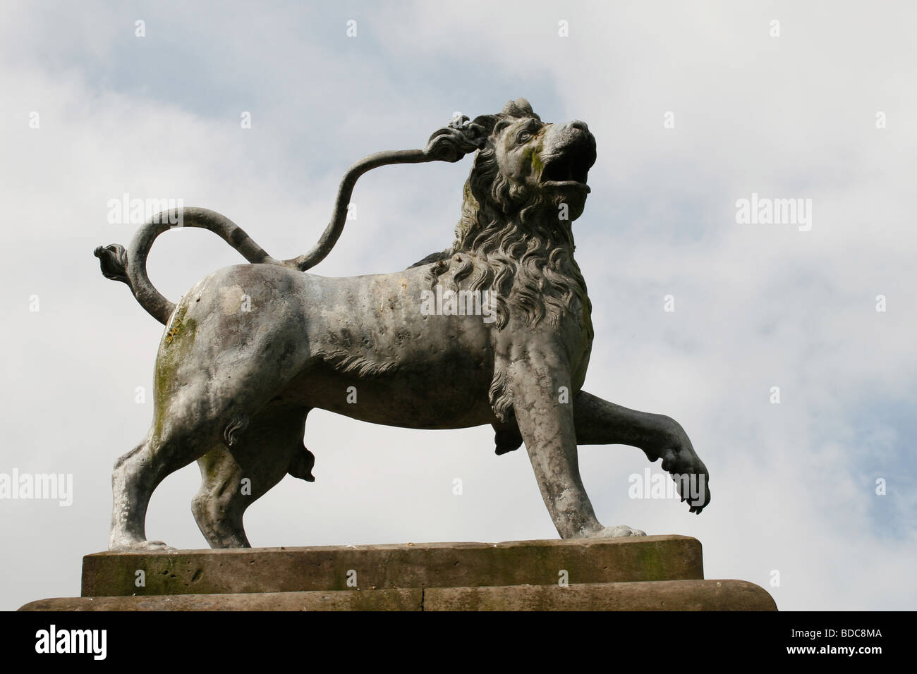 Lion statue garden hi-res stock photography and images - Alamy