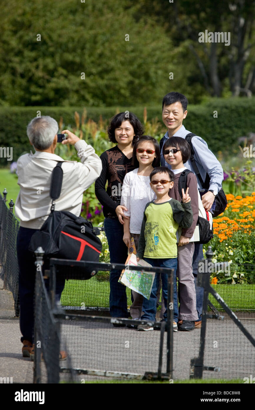 English royal family posing hi-res stock photography and images - Alamy