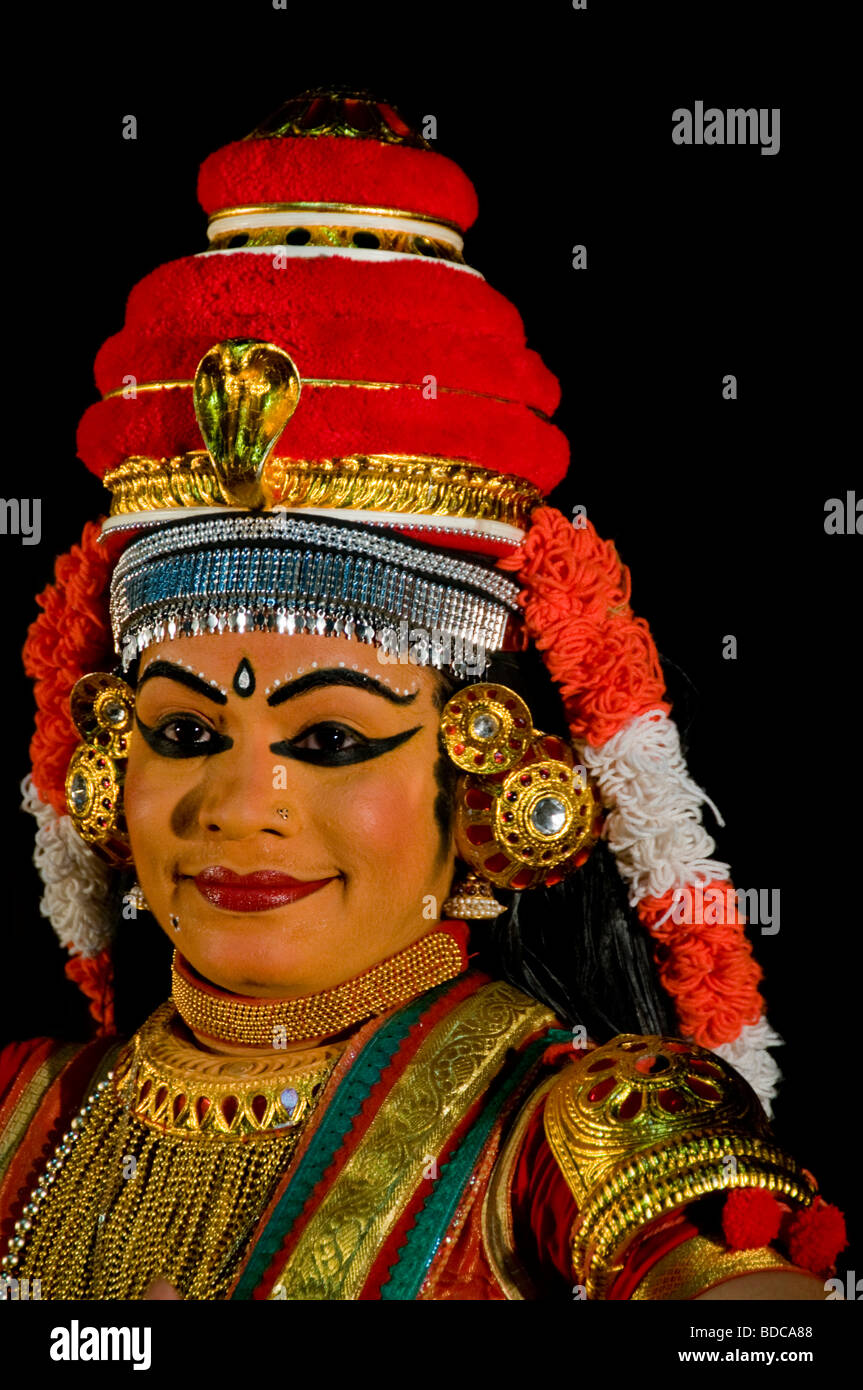 Nangyar Koothu - solo performance, classical dance drama of Kerala ...