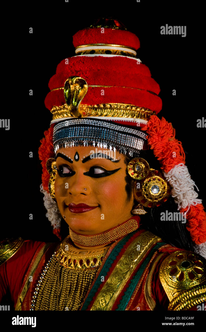 Nangyar Koothu - solo performance, classical dance drama of Kerala ...