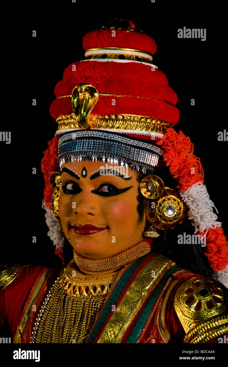 Nangyar Koothu - solo performance, classical dance drama of Kerala ...