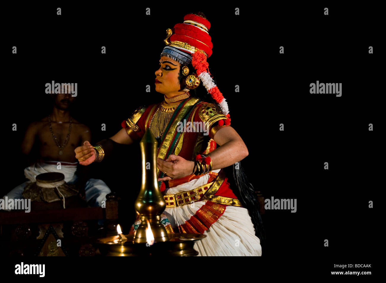 Nangyar Koothu - solo performance, classical dance drama of Kerala ...