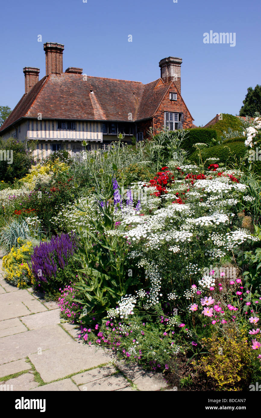 THE COLOURFUL LONG BORDER OF GREAT DIXTER IN SUMMER Stock Photo - Alamy