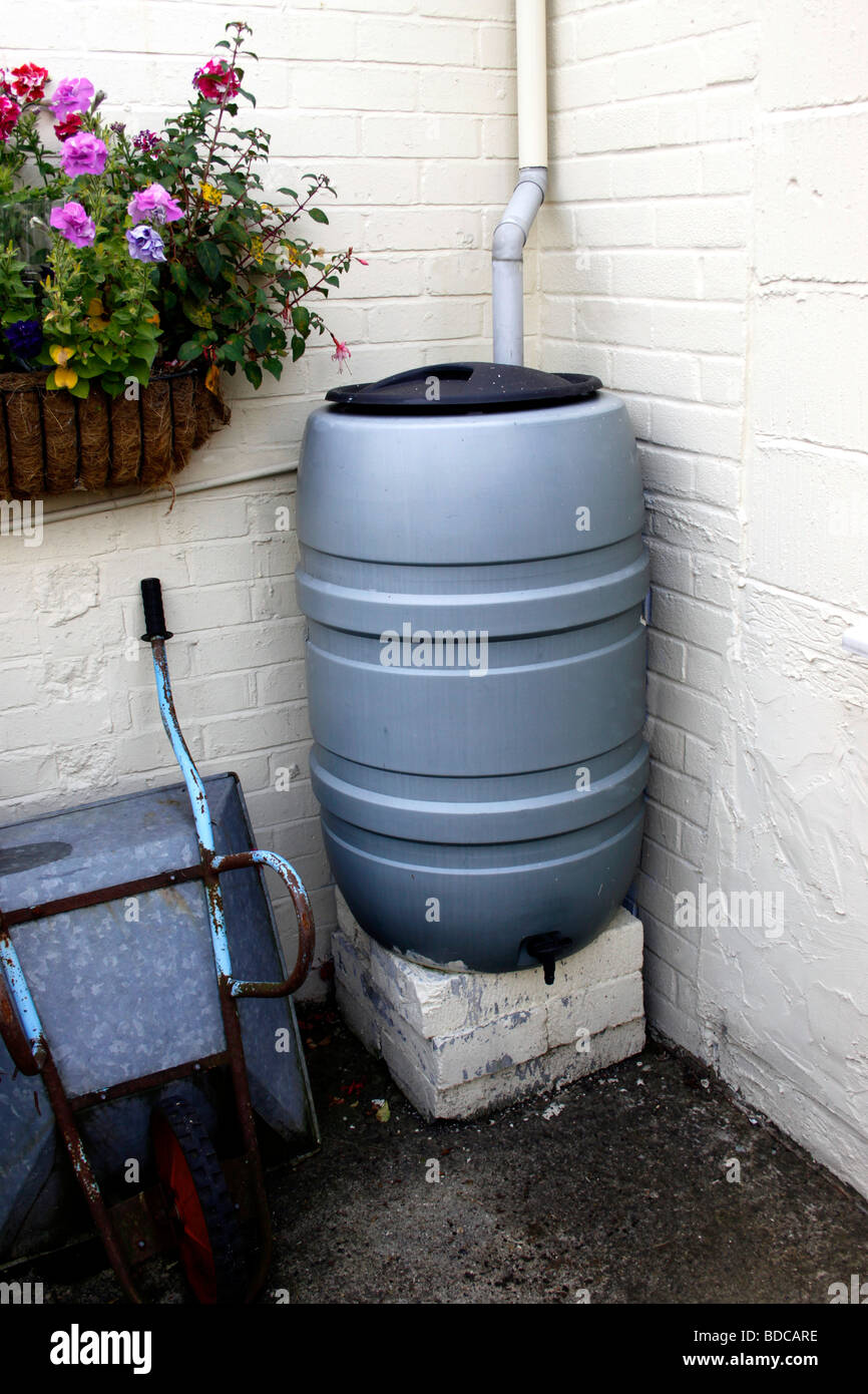 A GARDEN WATER-BUTT Stock Photo - Alamy