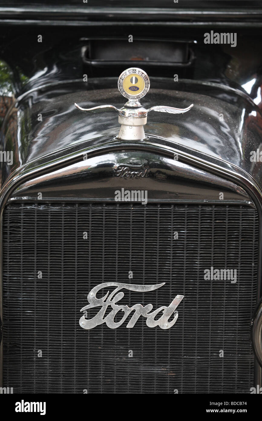 Ford logo assembly hi-res stock photography and images - Alamy