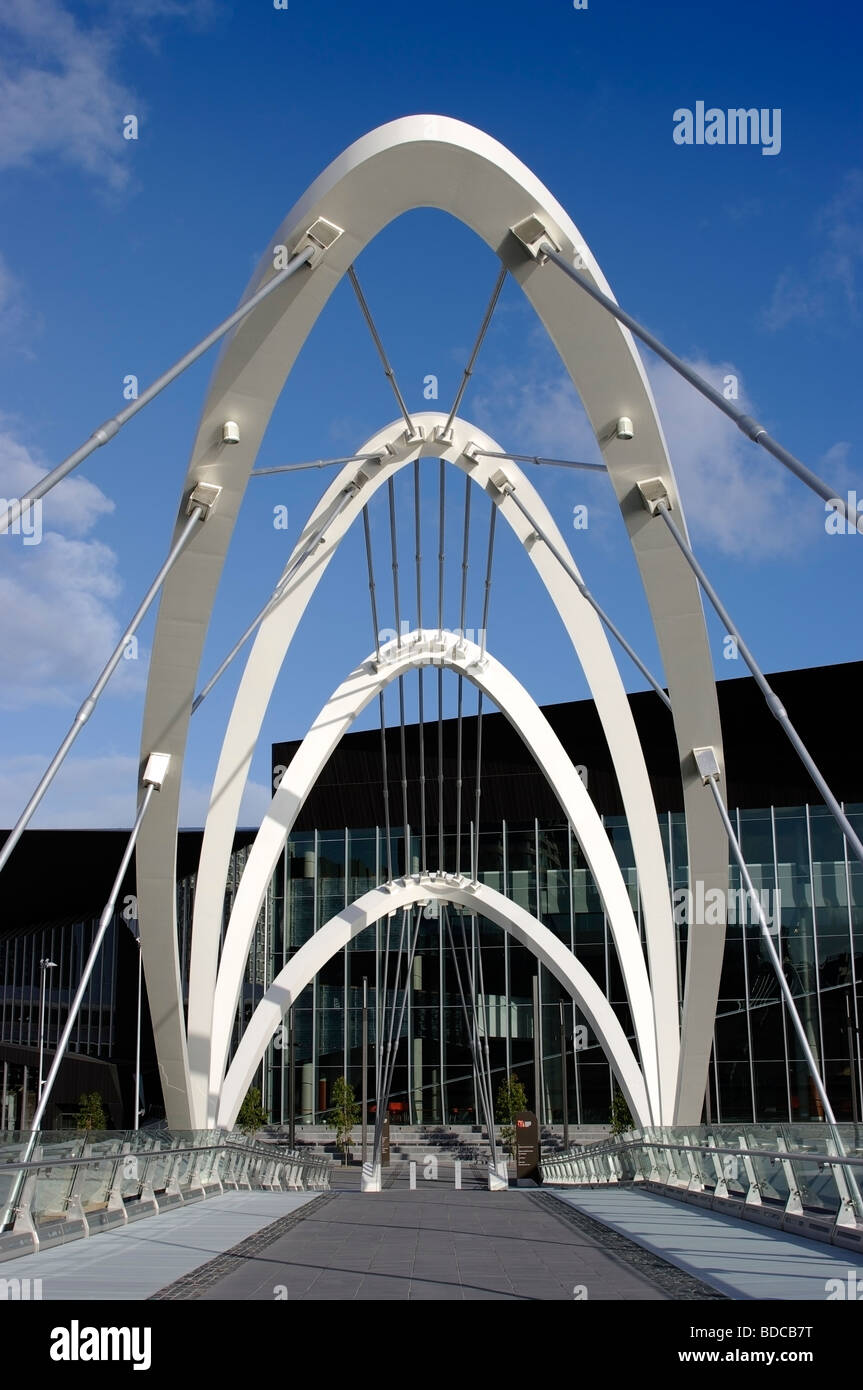 New pedestrian bridge over the Yarra River by the Melbourne Convention ...