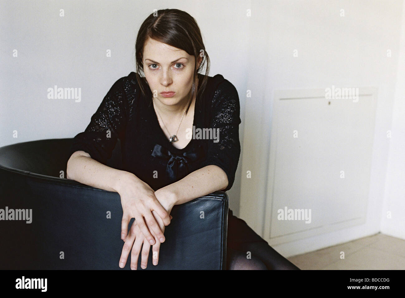 Riley, Gwendoline, * 1979, British author / writer, half length ...
