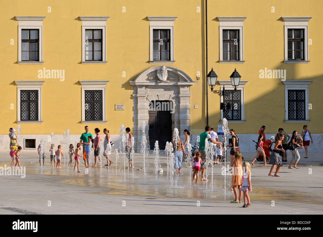 Children playing fountains hi-res stock photography and images - Alamy