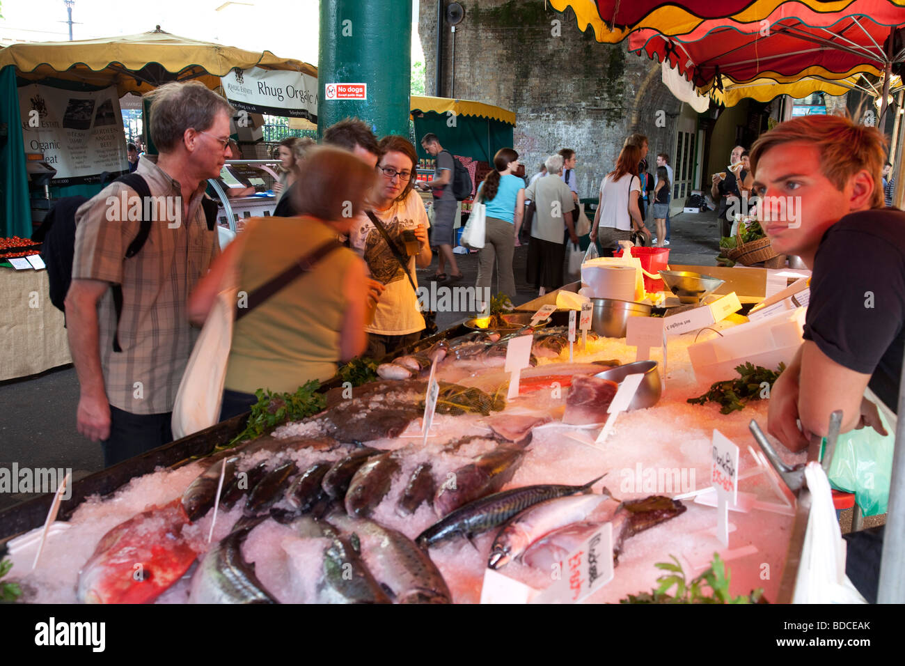 Fish stall uk hi-res stock photography and images - Alamy