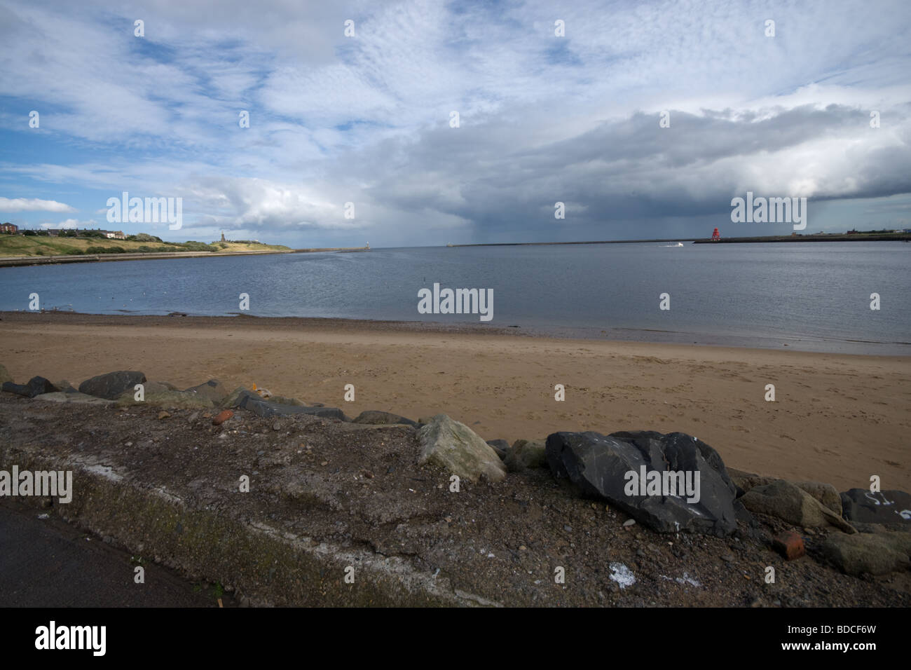 Tyne piers hi-res stock photography and images - Alamy