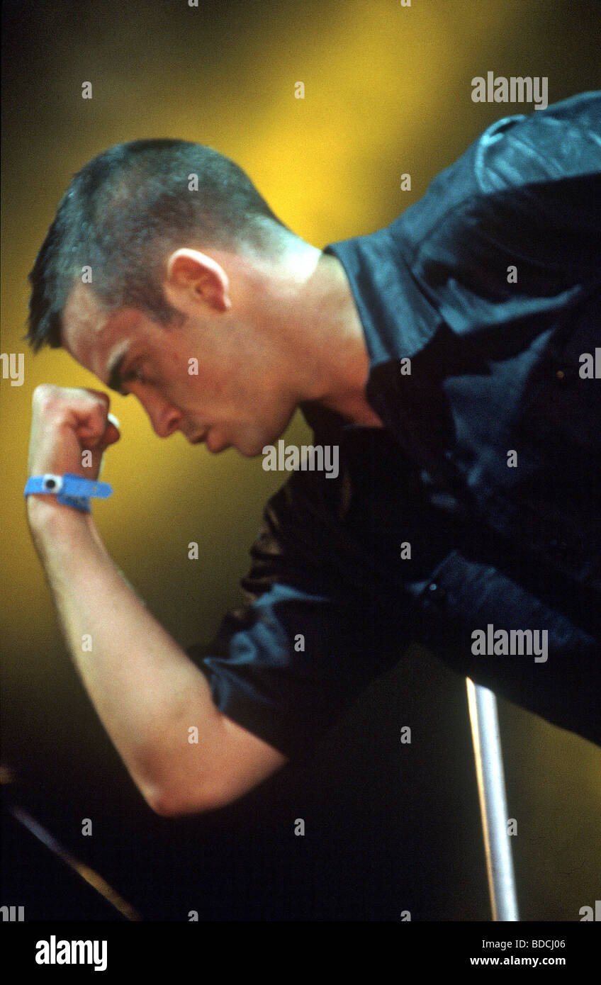 Robbie williams 1996 hi-res stock photography and images - Alamy