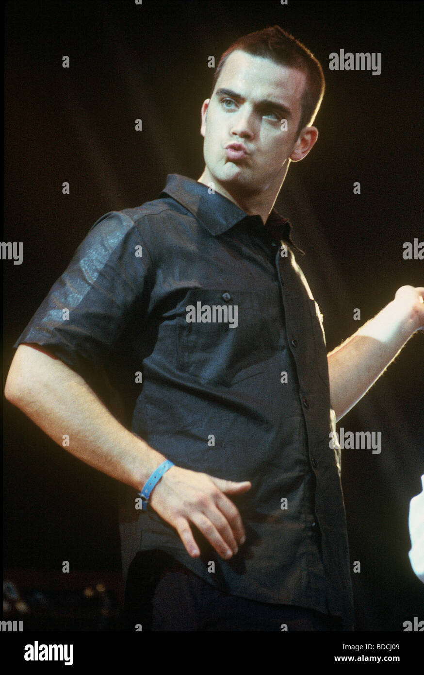ROBBIE WILLIAMS - UK pop singer in 1996 Stock Photo - Alamy
