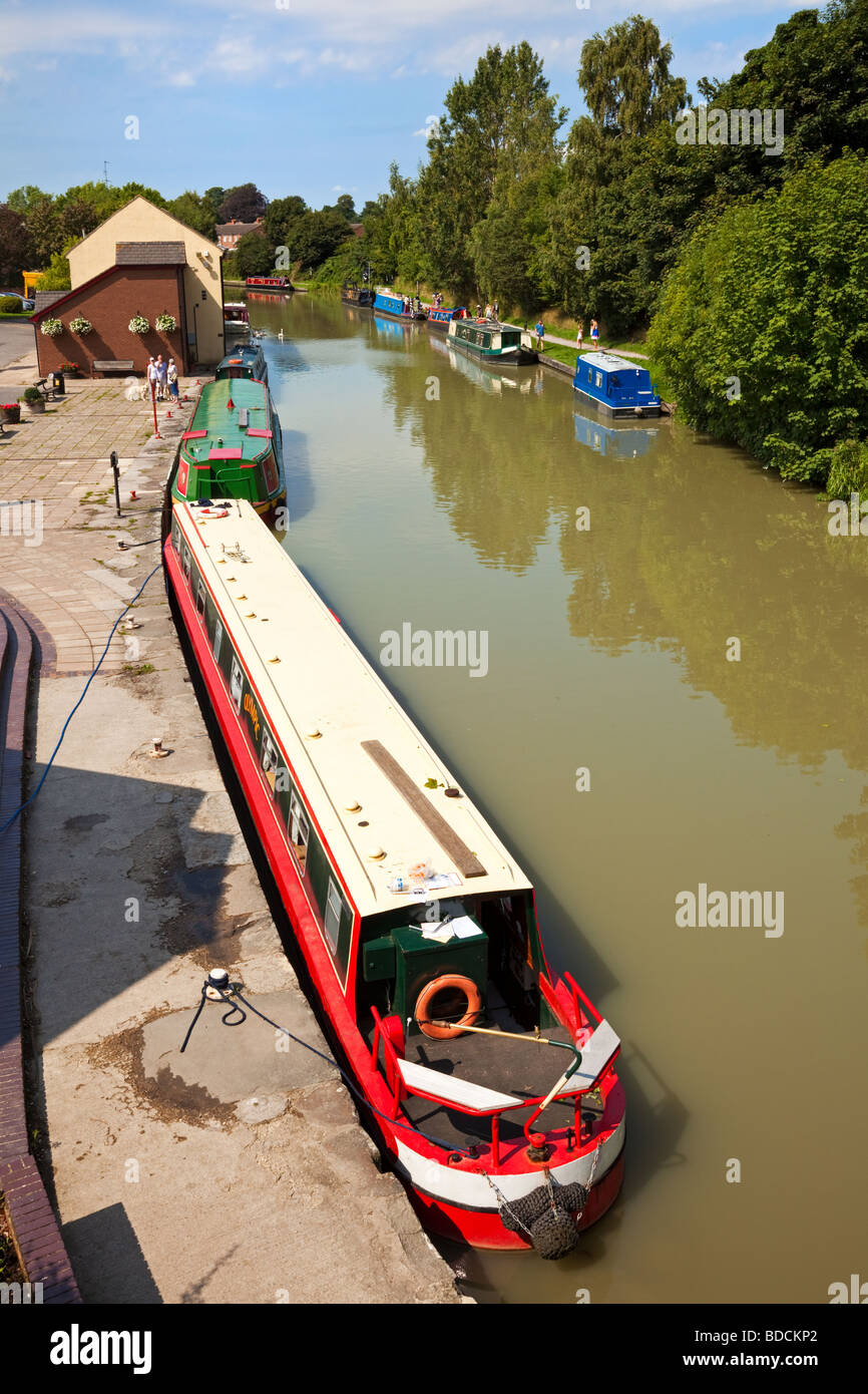 Narrowboats on the Kennet and Avon Canal at Devizes Wharf, Wiltshire ...