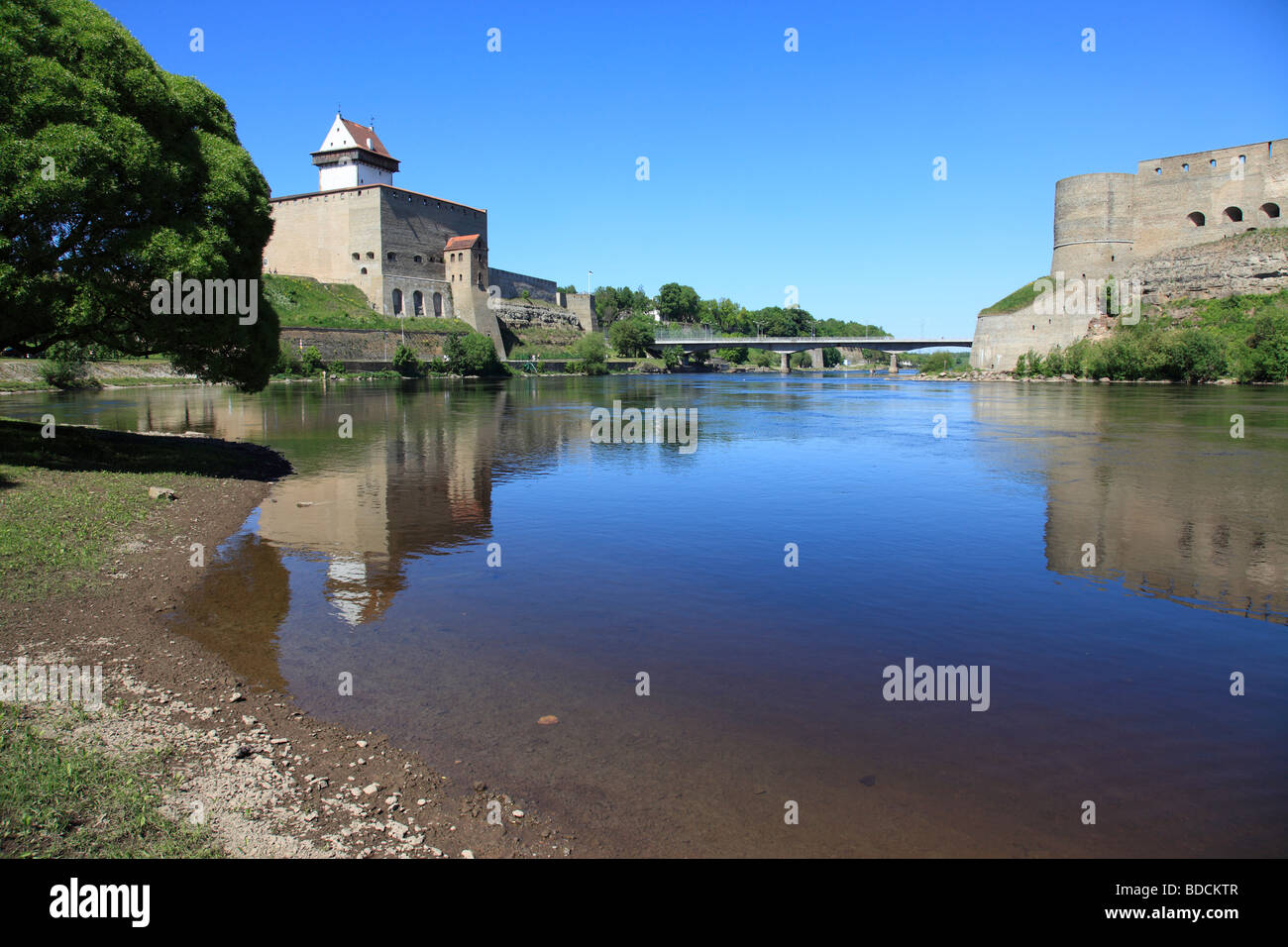 Narva border river and fortress Hermannsfeste in the city of Narva ...