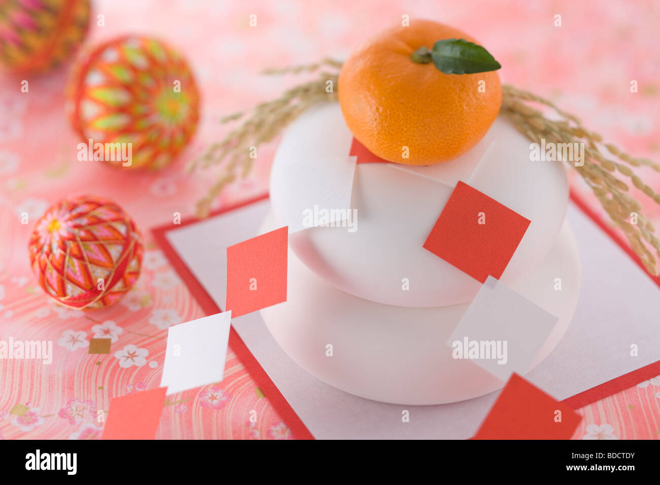 Kagami mochi hi-res stock photography and images - Alamy