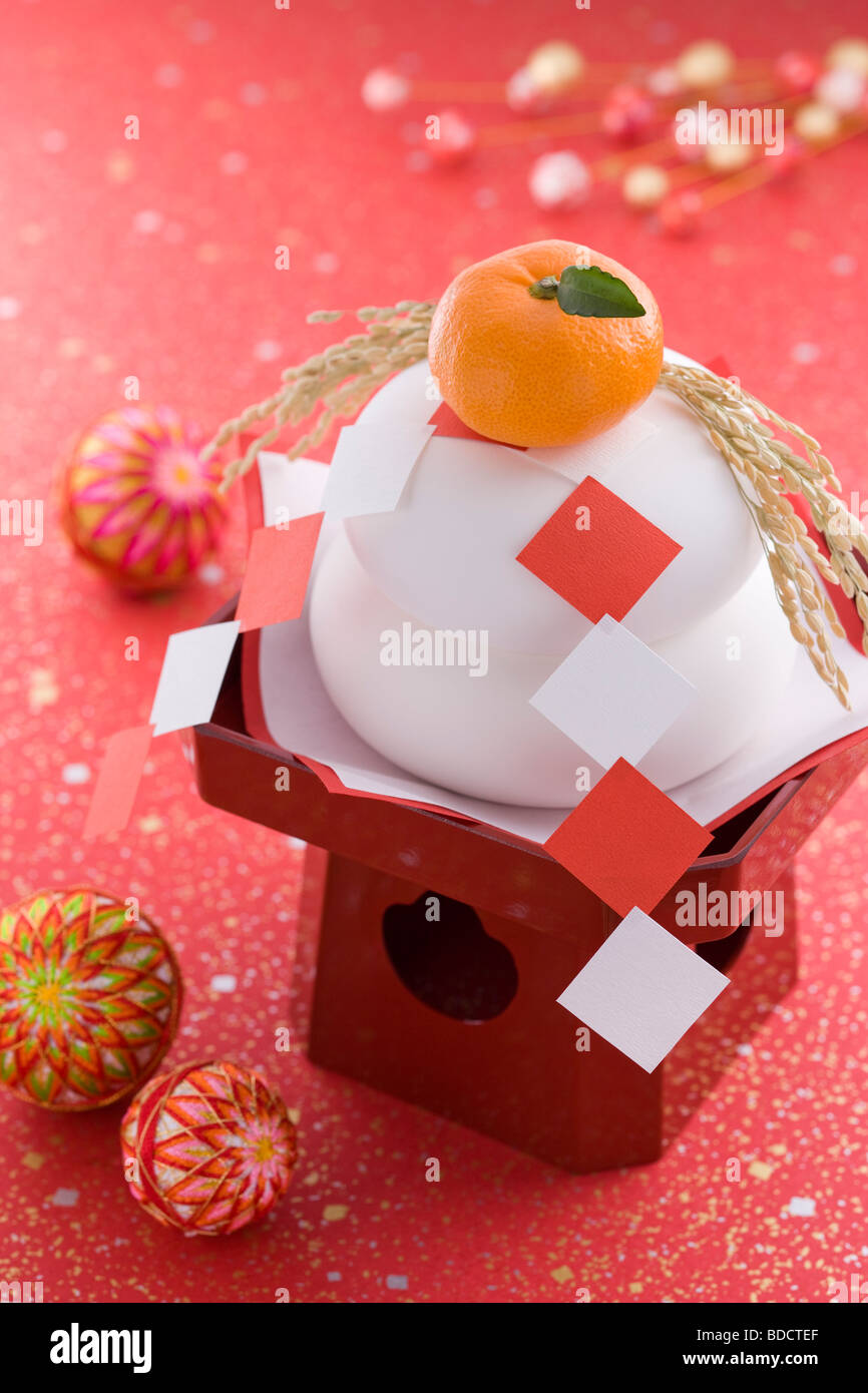 Kagami mochi hi-res stock photography and images - Alamy