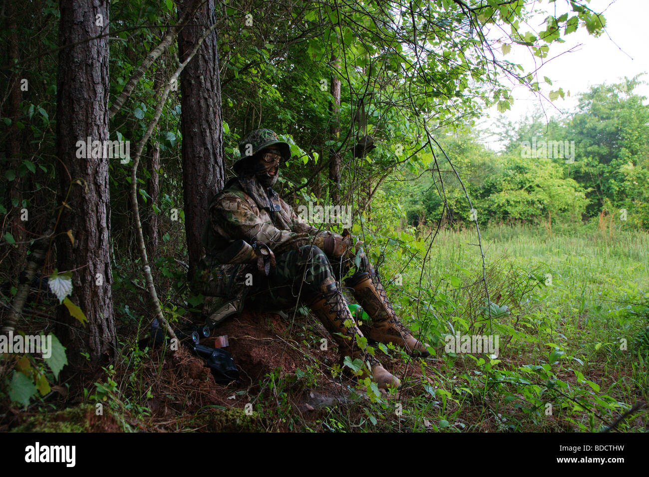 GEORGIA TURKEY HUNTER CAMOFLAUGE SITTING AGAINST TREE THICK BRUSH ...