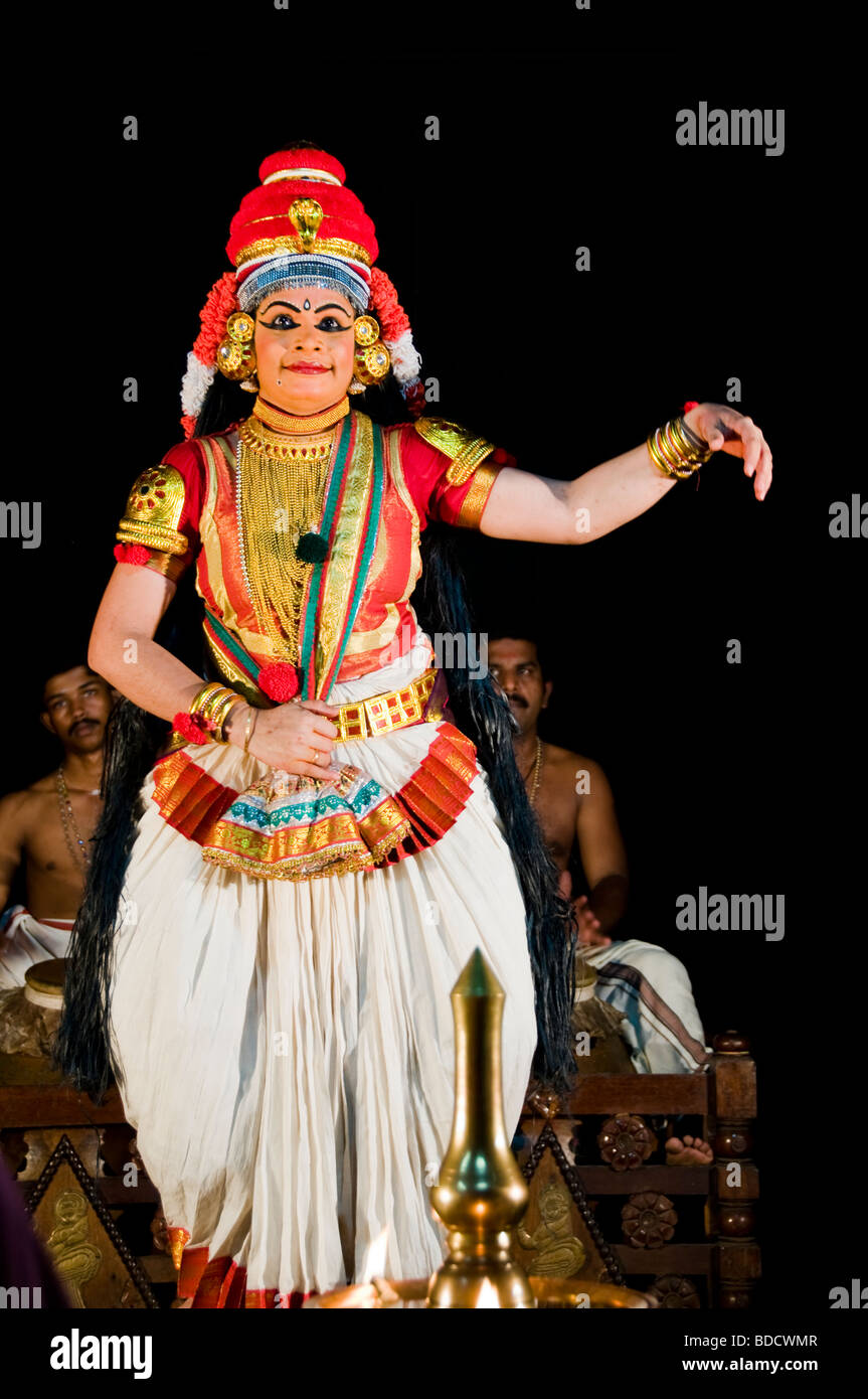 Nangyar Koothu - solo performance, classical dance drama of Kerala ...