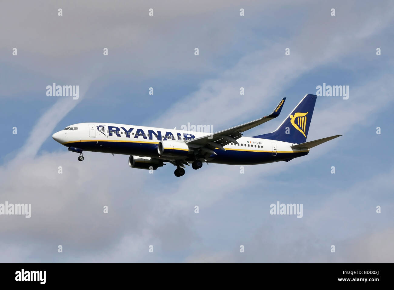A Ryanair Boeing 737 series 800 aircraft on final approach Stock Photo ...