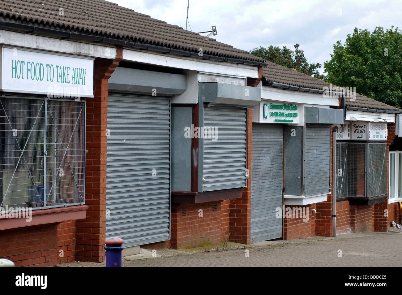 Shops with shutters, Brownsover, Rugby, Warwickshire, England, UK Stock ...