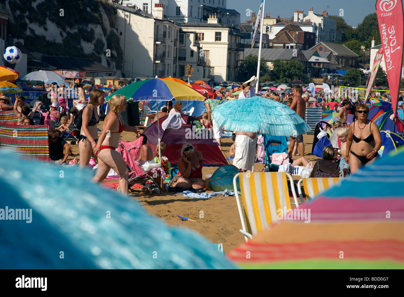 a busy beach at broadstairs in kent england Stock Photo - Alamy