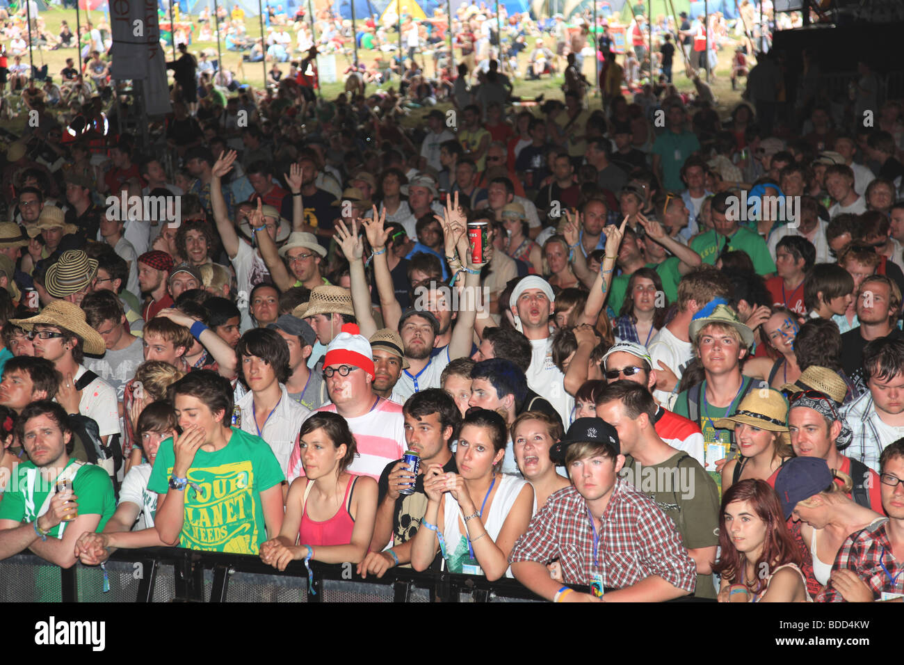 Crowds people watching artists hi-res stock photography and images - Alamy