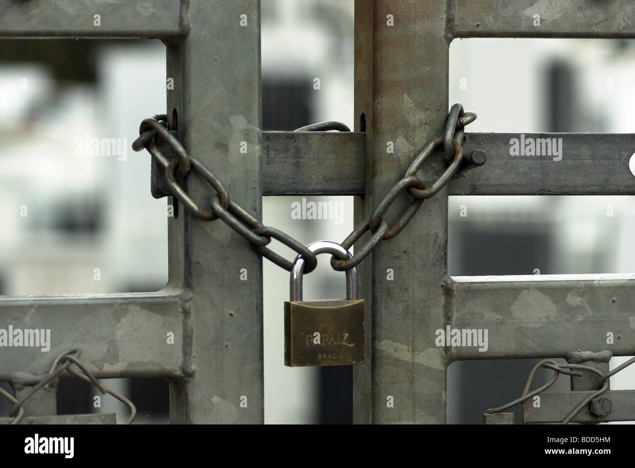 Lock on a metal chain hi-res stock photography and images - Alamy