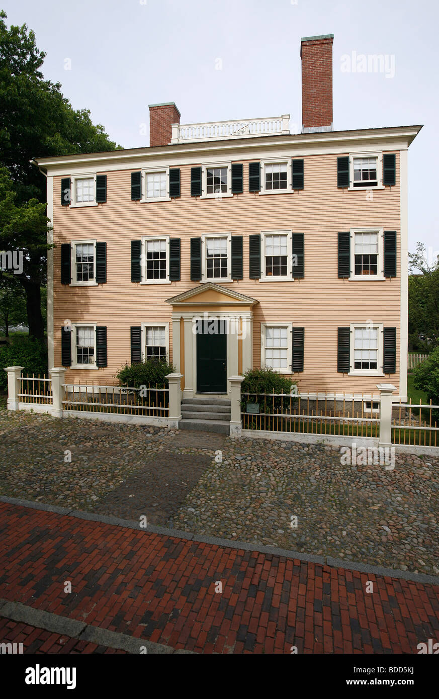 Colonial house hi-res stock photography and images - Alamy