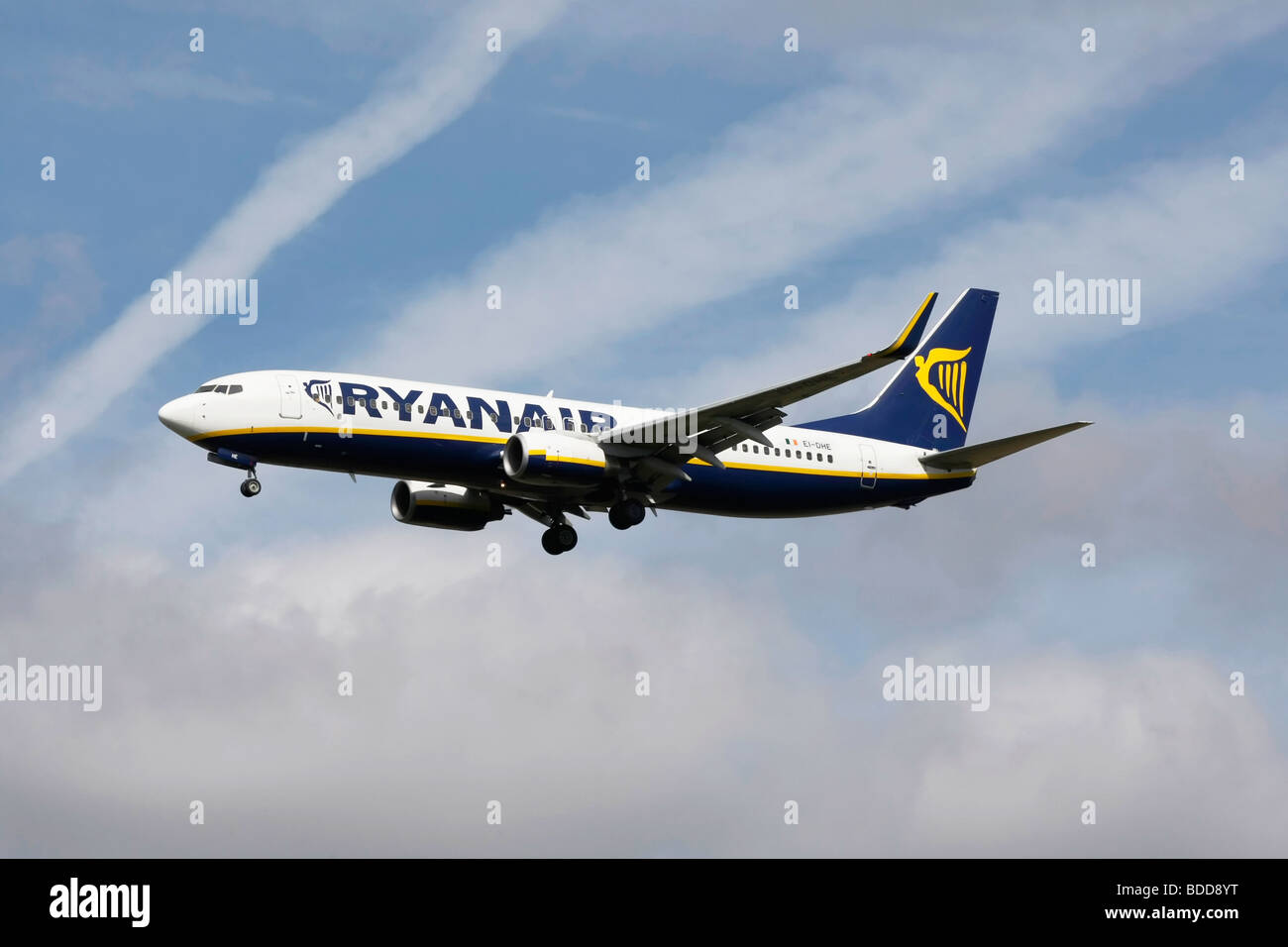 A Ryanair Boeing 737 series 800 aircraft on final approach Stock Photo ...