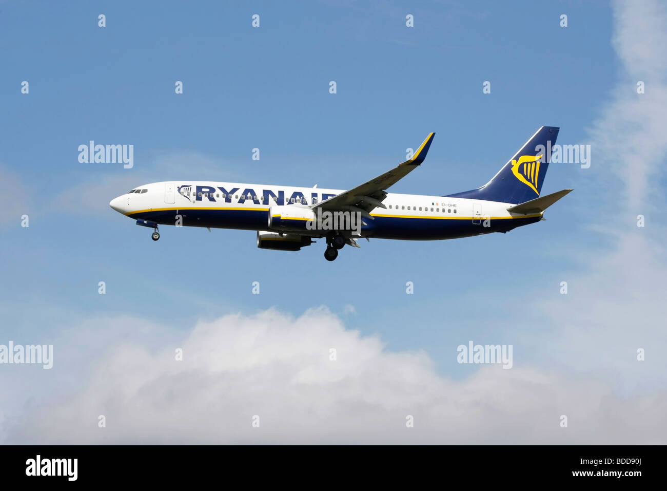 A Ryanair Boeing 737 series 800 aircraft on final approach Stock Photo ...