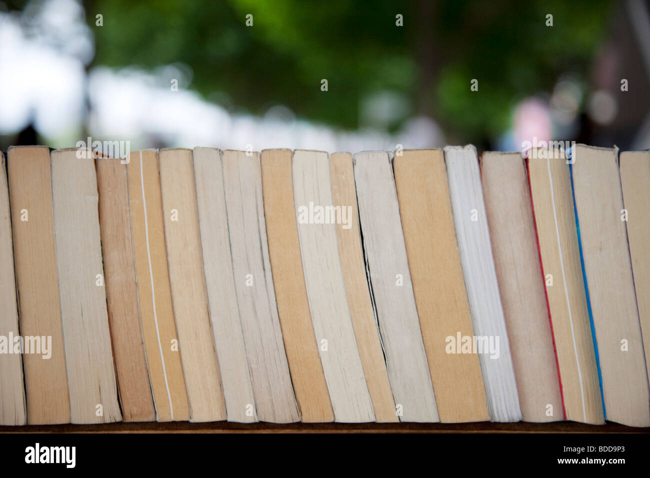 Second hand book stall hi-res stock photography and images - Alamy
