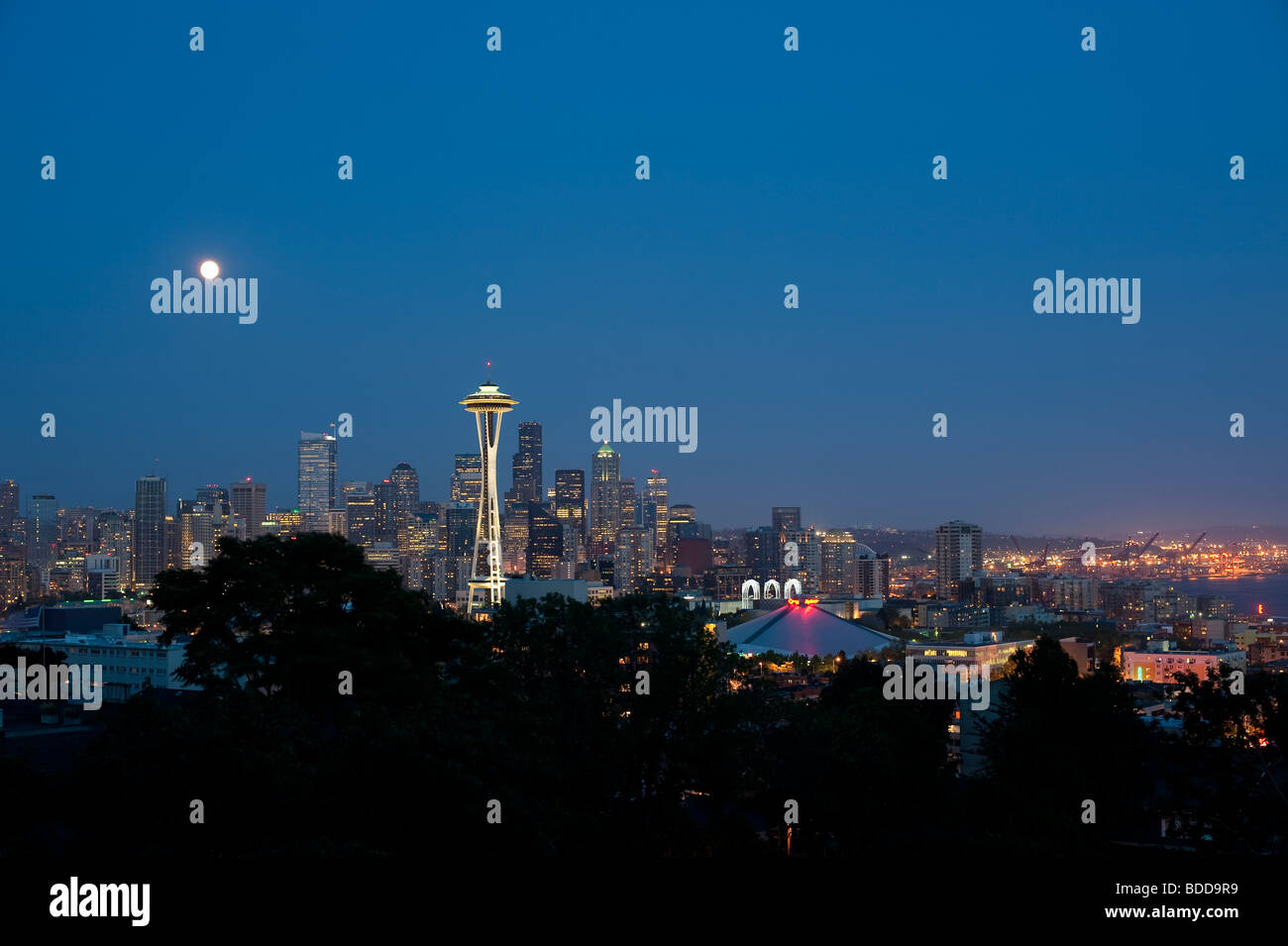 Seattle skyline moon city urban hi-res stock photography and images - Alamy