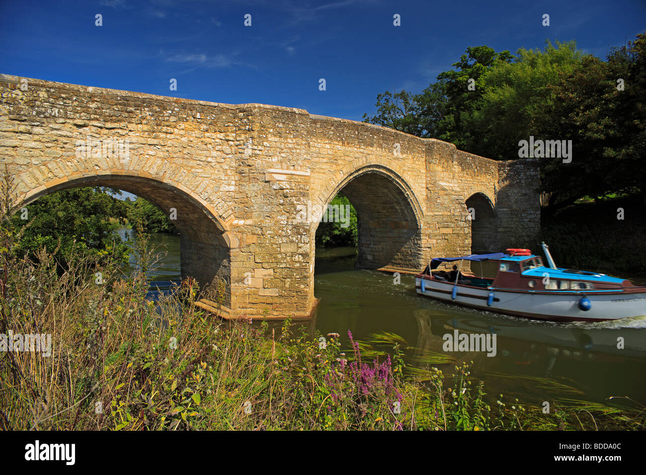 River boat passing under Teston Bridge, River Medway, Kent, England, UK ...