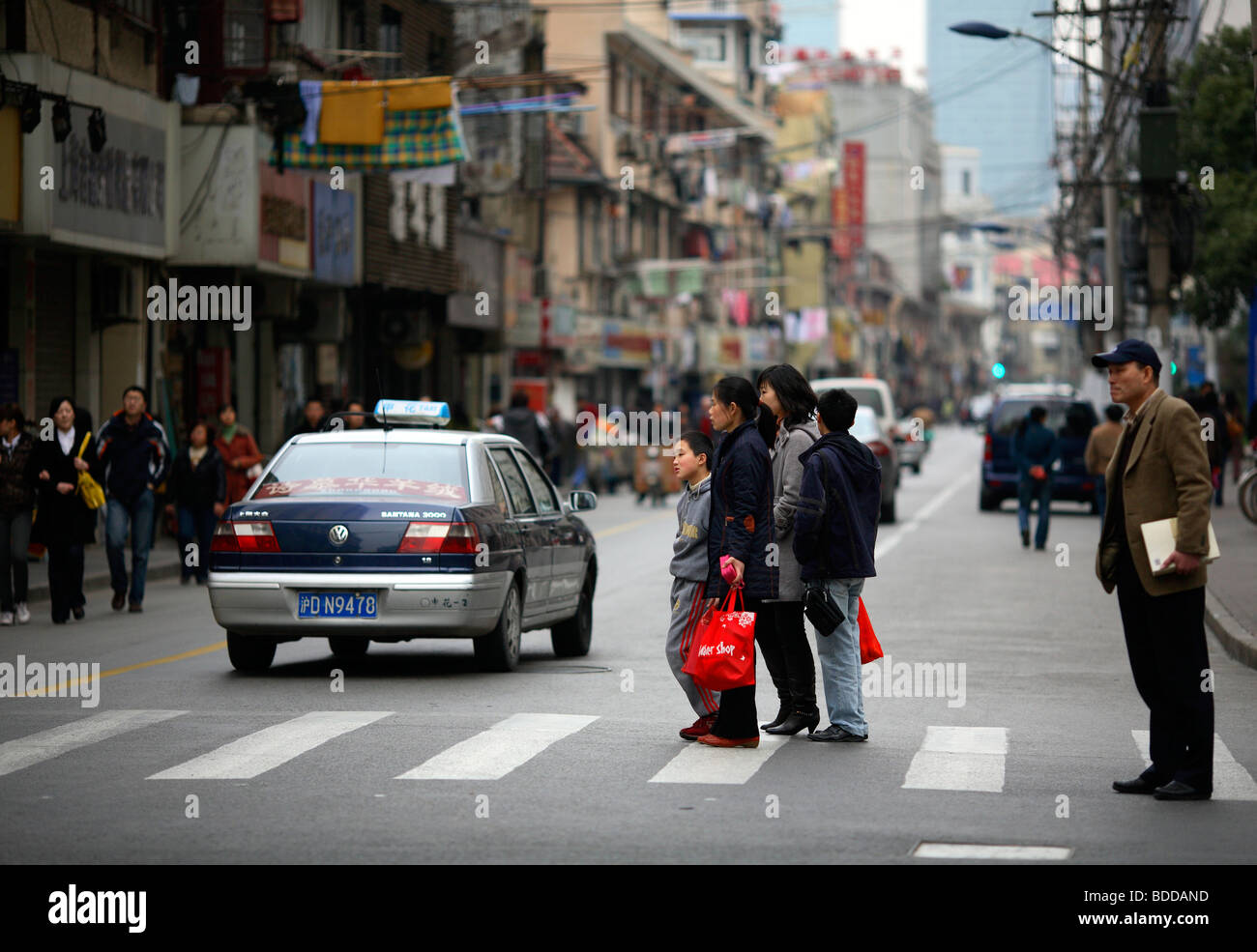 Shanghai street scene hi-res stock photography and images - Alamy