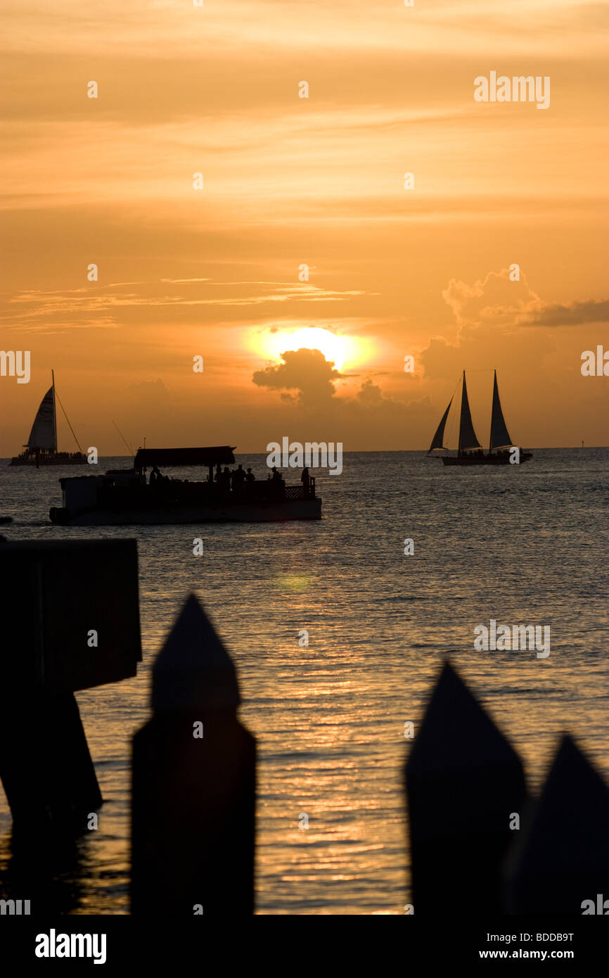 Powerboat sunset hi-res stock photography and images - Alamy
