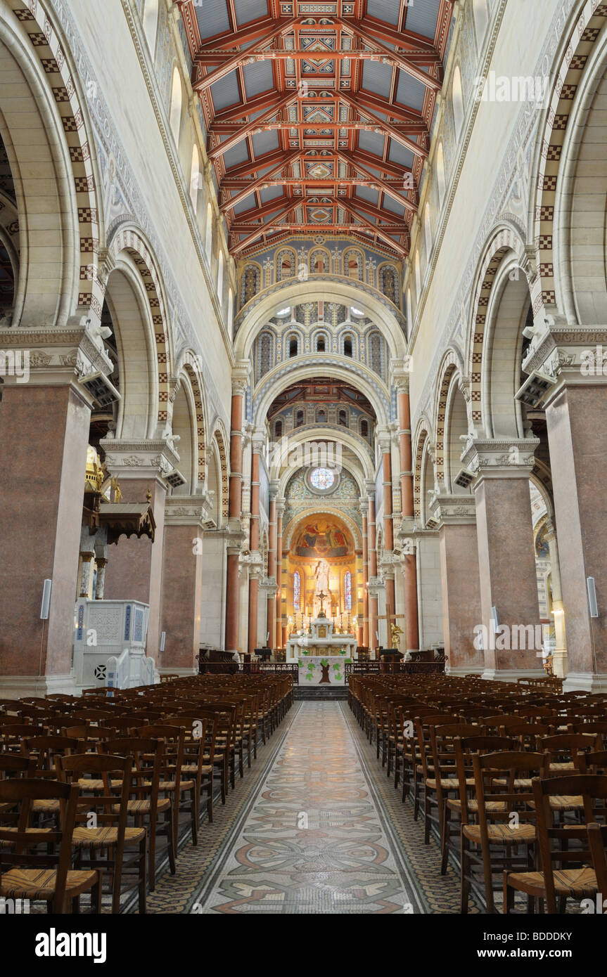 Inside Amiens cathedral Stock Photo - Alamy