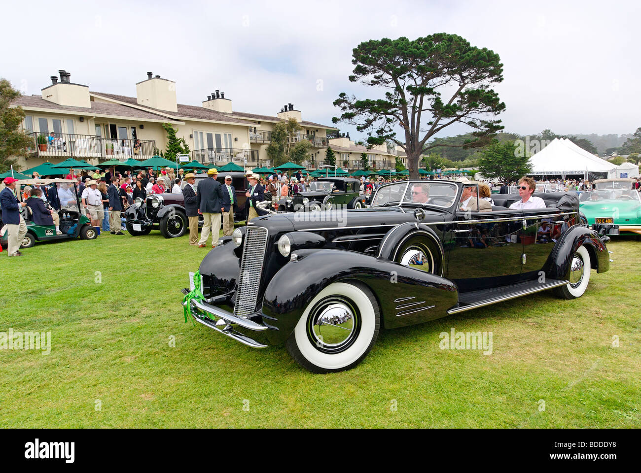 The cars and crowds at the Concours d'Elegance Stock Photo - Alamy