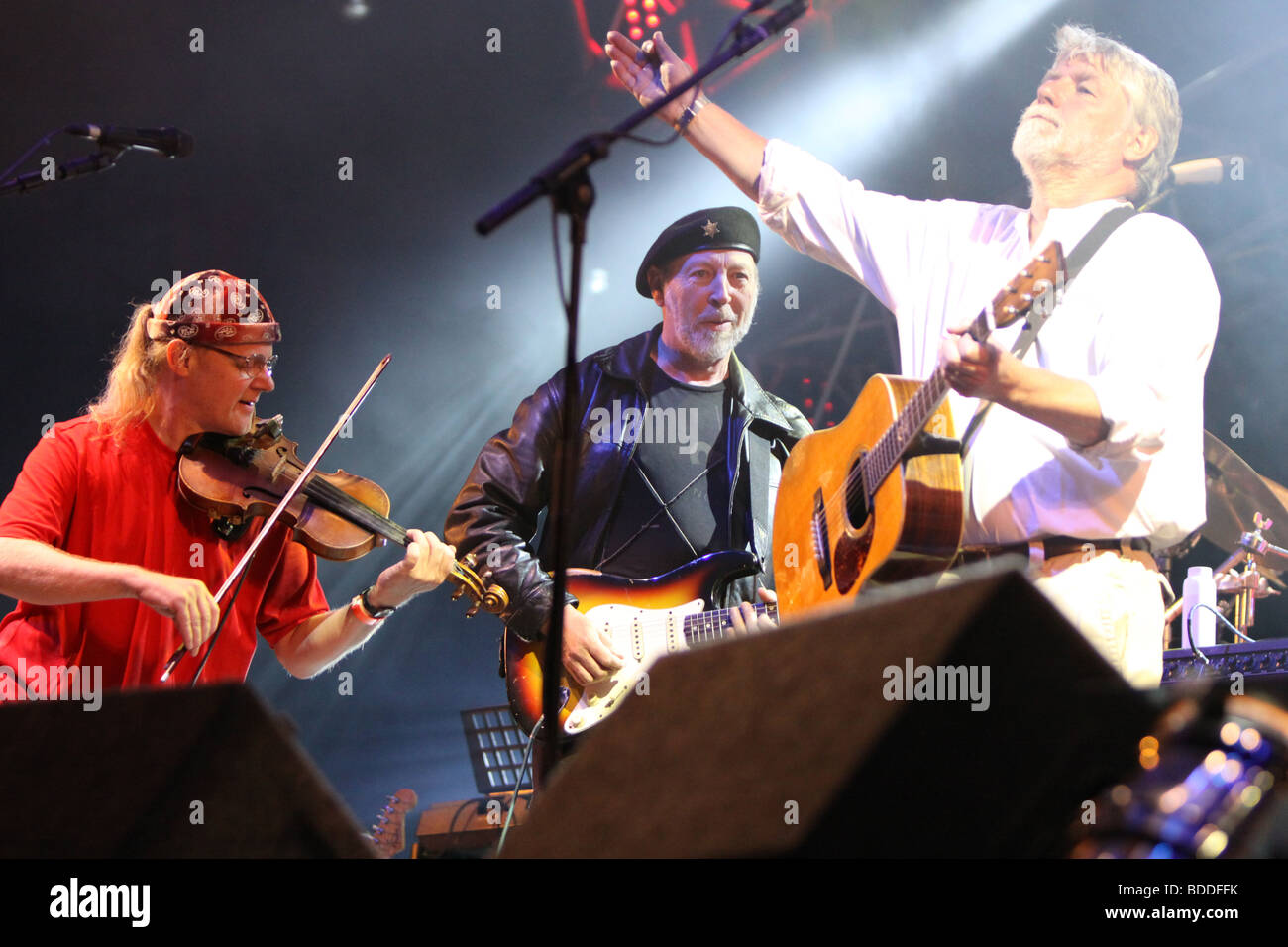 Ric Sanders with Richard Thompson and Simon Nicol at Fairport ...