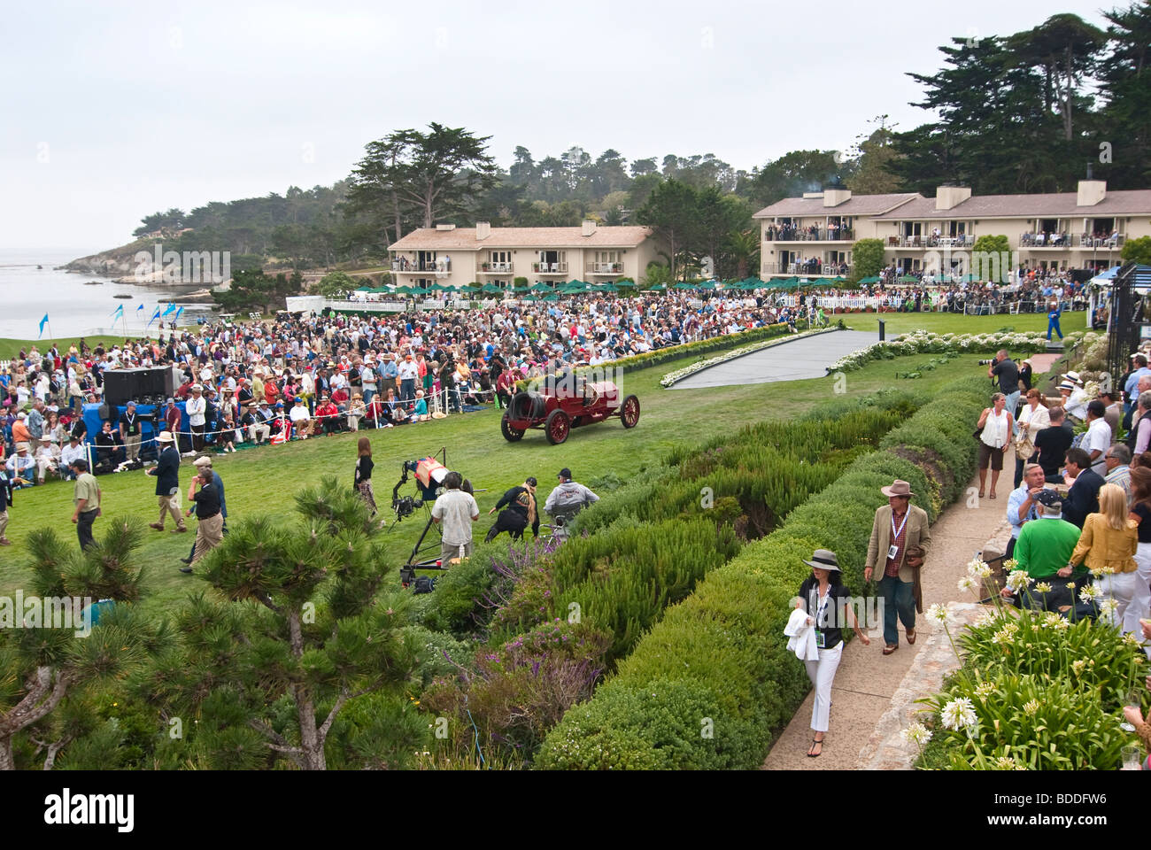 The cars and crowds at the Concours d'Elegance Stock Photo - Alamy