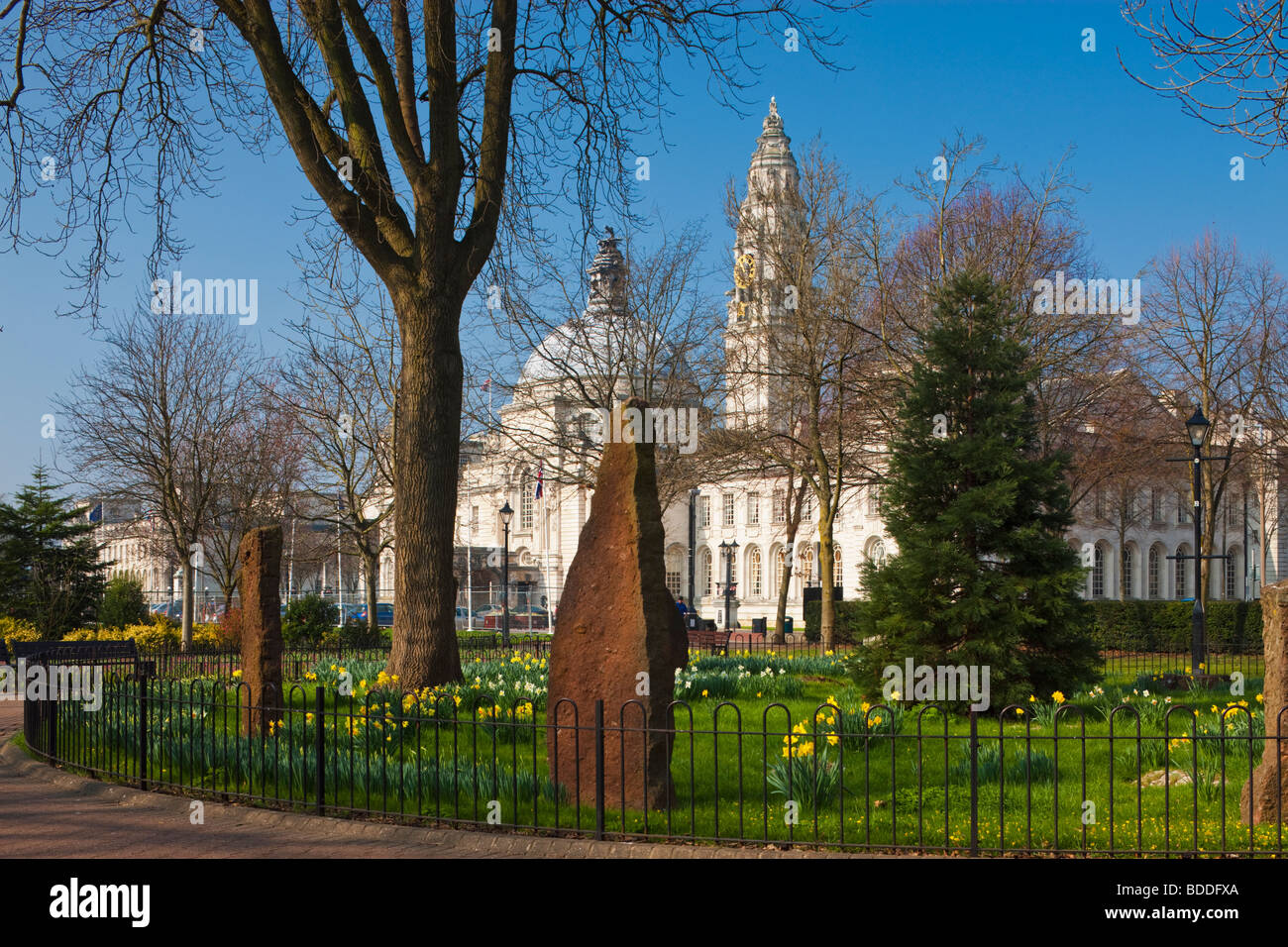 City hall cardiff statue hi-res stock photography and images - Alamy