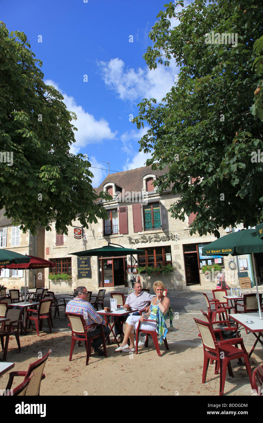 People sitting out in the sun having lunch Stock Photo - Alamy